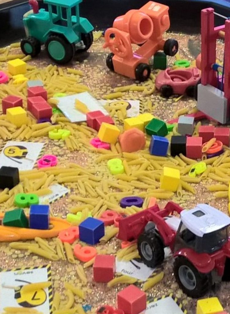 cropped-Btrcups-farm-play-table-copy.jpg – Buttercups Pre-school, Balsham